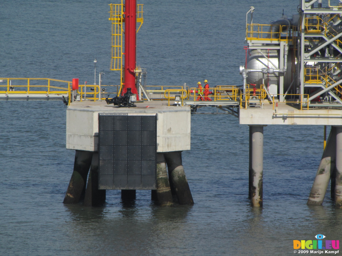 Picture SX03128 Workers on oil rigs in Milford Haven | 20090315 Ferry ...