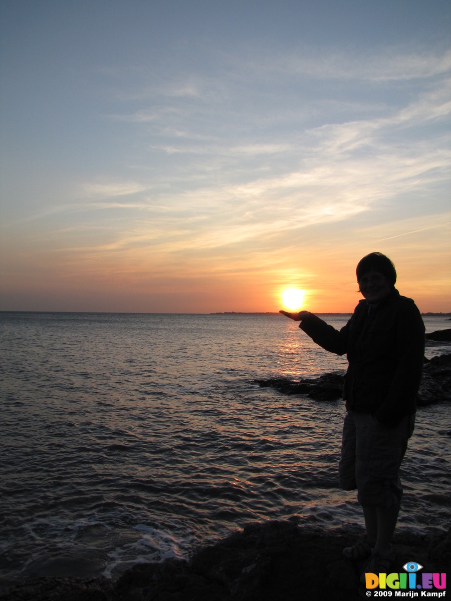 Picture SX05916 Jenni holding the sun in the palm of her hand ...
