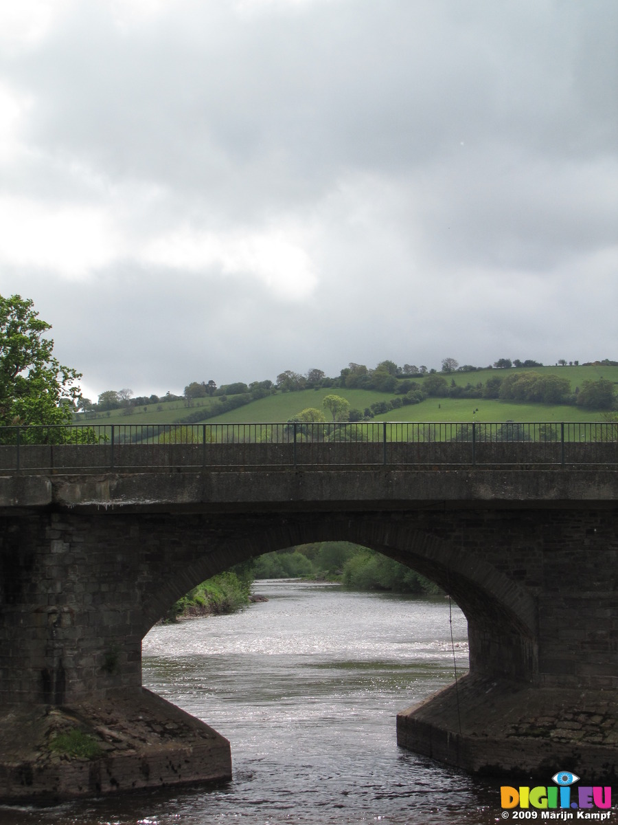 Picture SX05989 Brecon Castle and Honddu river | 20090516 Brecon ...
