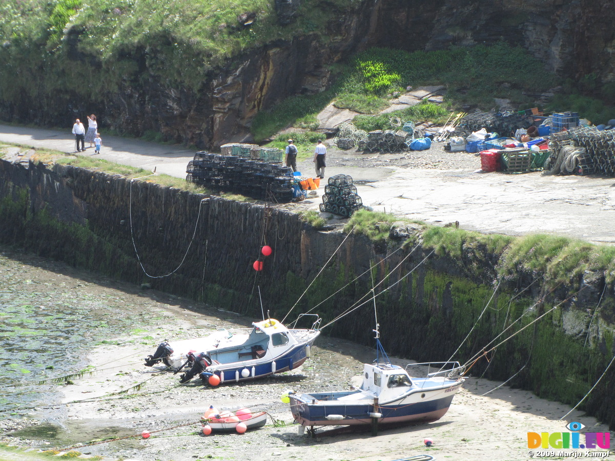 Picture SX07124 Waves splashing by cave underneath Tintagel Castle ...