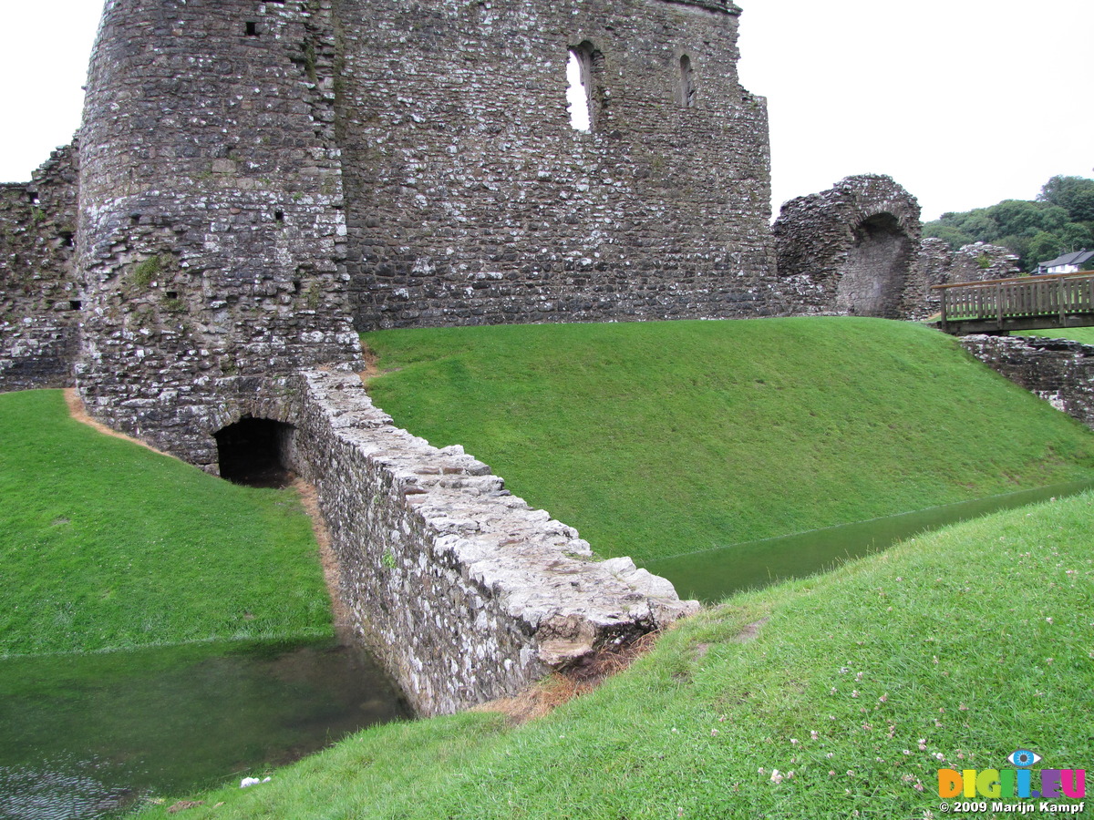 Picture SX07744 High tide water in moat at Ogmore Castle | 20090724 ...