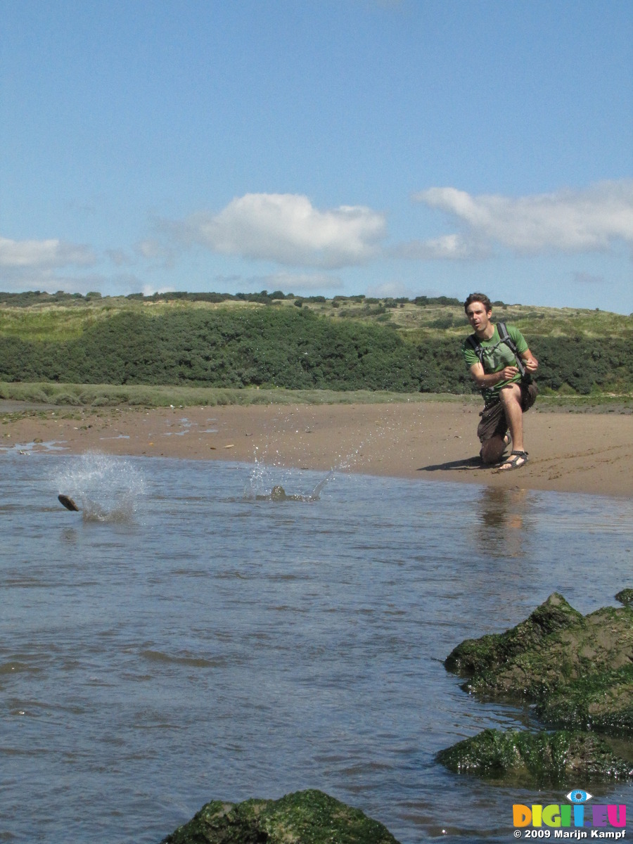 Picture SX07941 Wouko skipping stone on Ogmore River | 20090811 Walk by ...