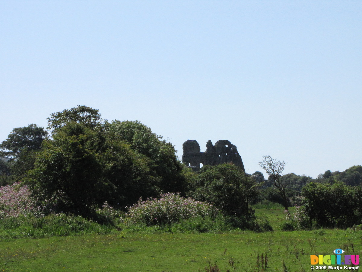 Picture SX07981 Silhouette of Ogmore Castle | 20090811 Walk by Ogmore ...
