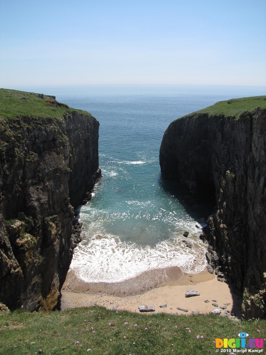 Picture SX14293 Ralphie the green vw campervan at Trefalen Farm ...