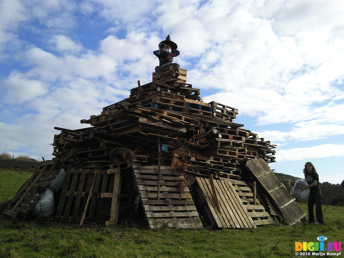 Picture Photo219 Building the bonfire | 20101106 Bonfire night Ogmore ...