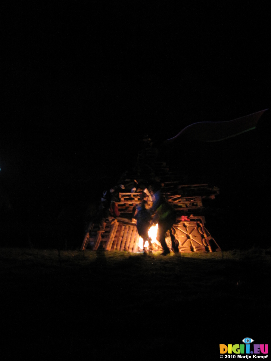 Picture Photo219 Building the bonfire | 20101106 Bonfire night Ogmore ...