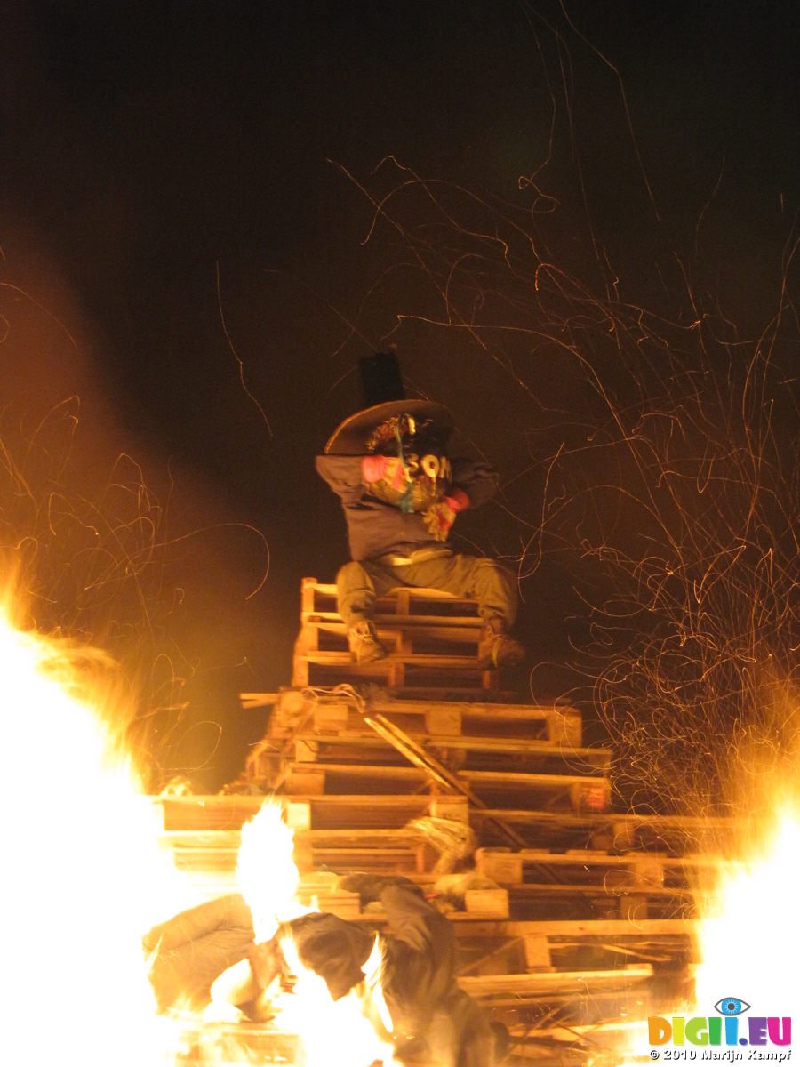 Picture SX16779 Guy holding bomb on bonfire | 20101106 Bonfire night ...