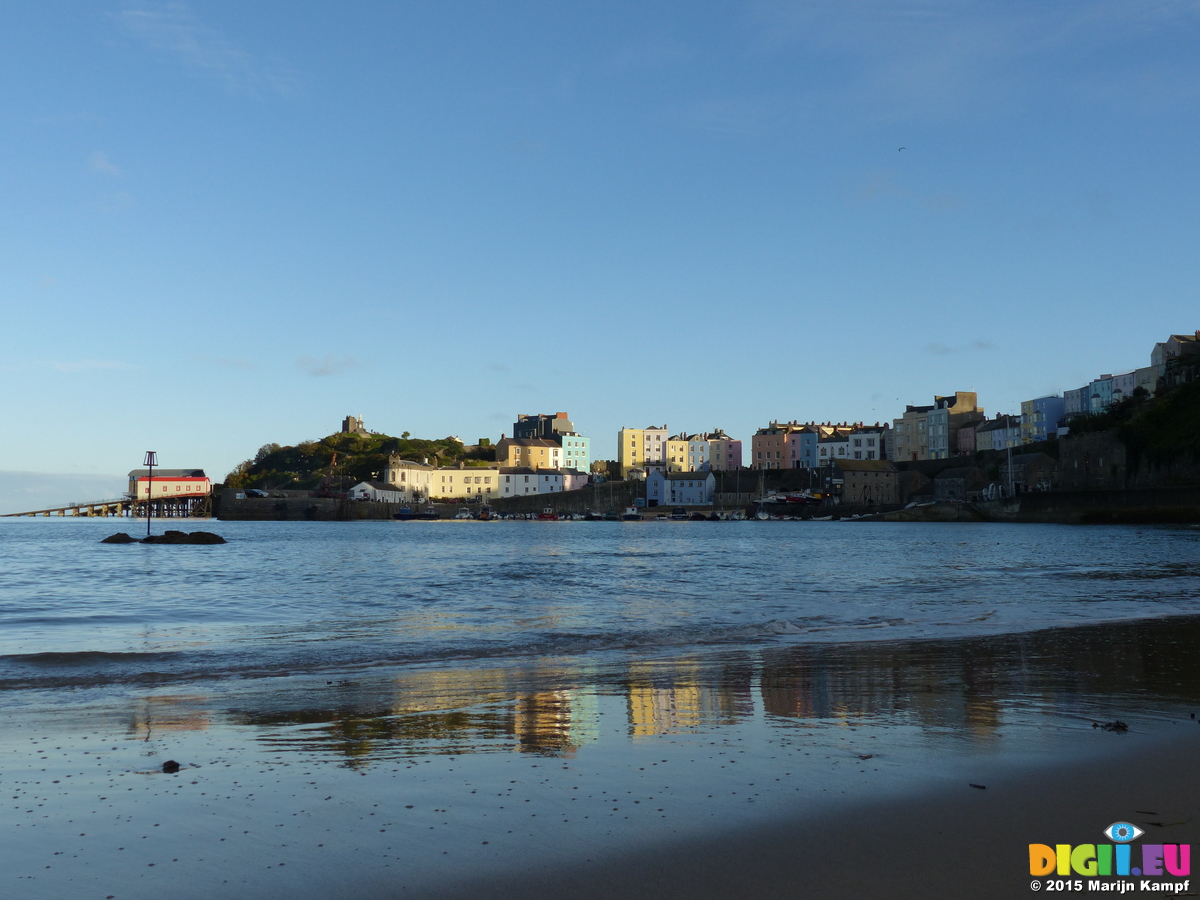 Picture FZ021015 Tenby harbour at night | 20151008 Tenby by night ...