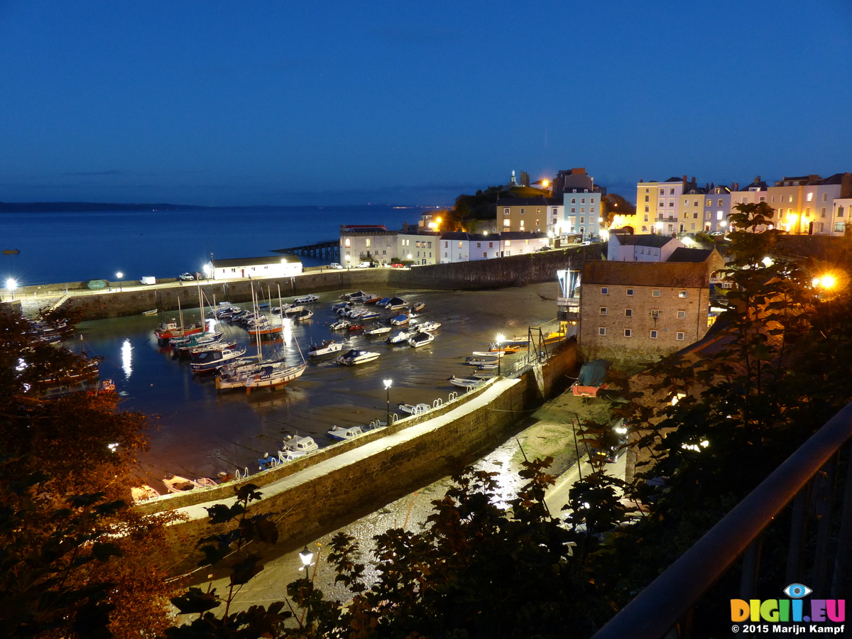 Picture FZ021015 Tenby harbour at night | 20151008 Tenby by night ...