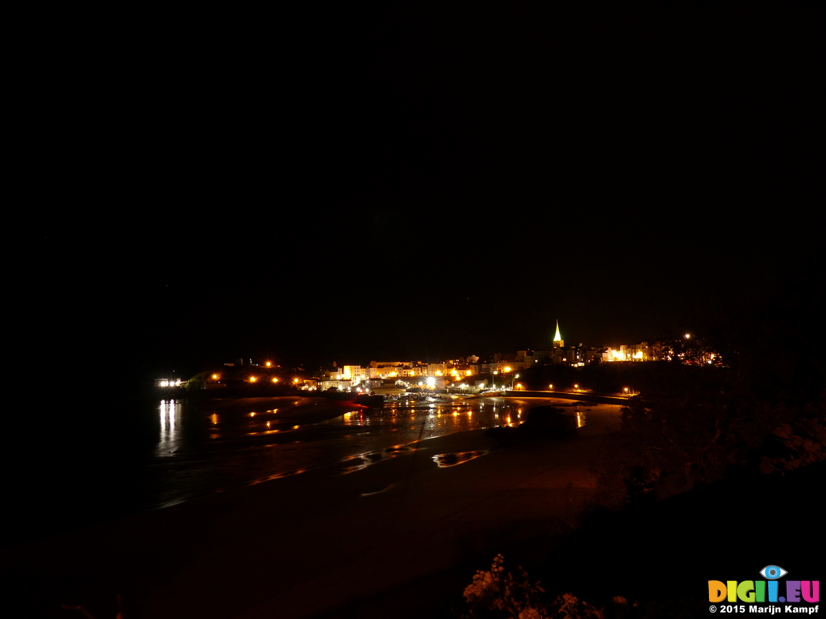 Picture FZ021015 Tenby harbour at night | 20151008 Tenby by night ...